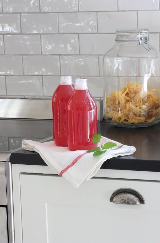 LILLA BLANKA: Hallon- & rabarbersaft ~ Raspberry- & rhubarb juice