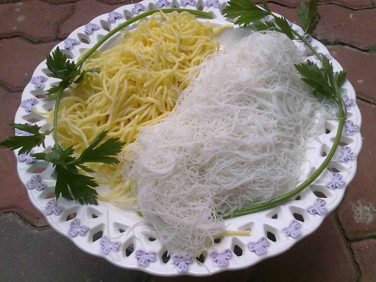 mums old recipe book: Kari Mee/Bihun (Noodles or Rice Vermicelli Curry)