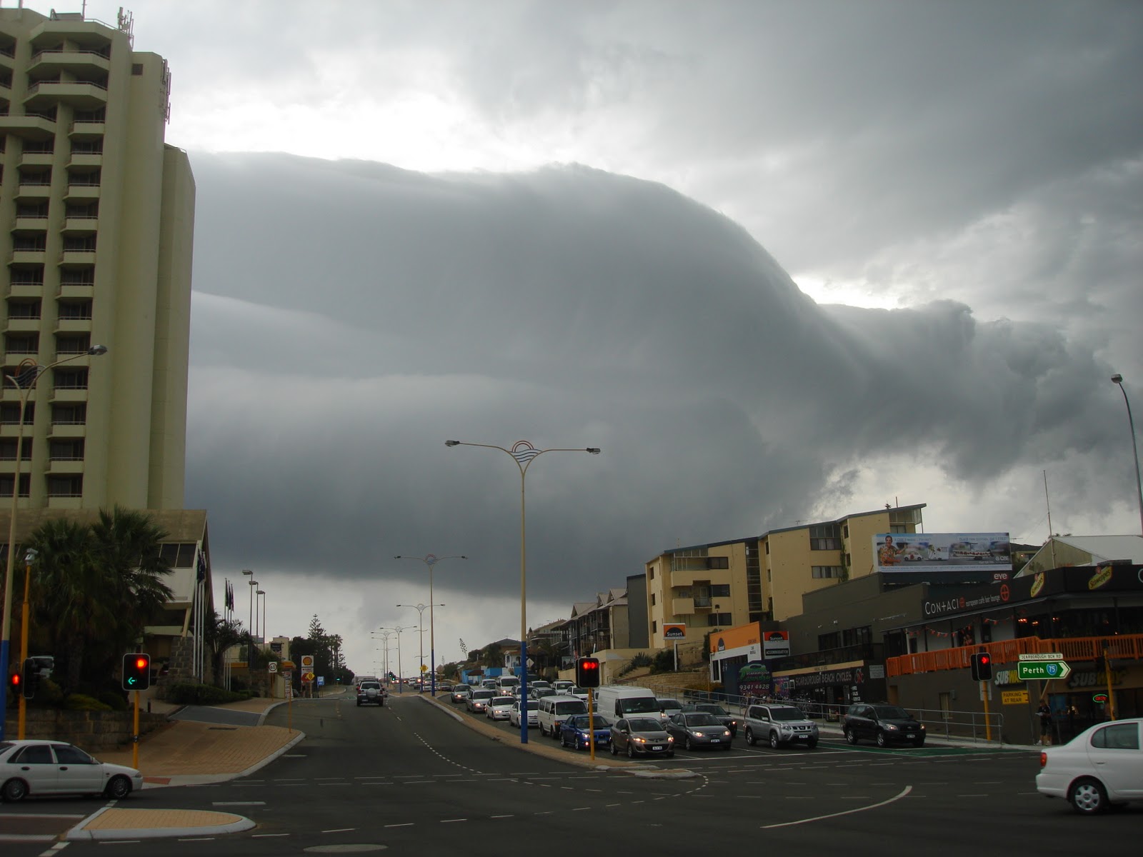 Monica em Perth: Ciclone à vista!