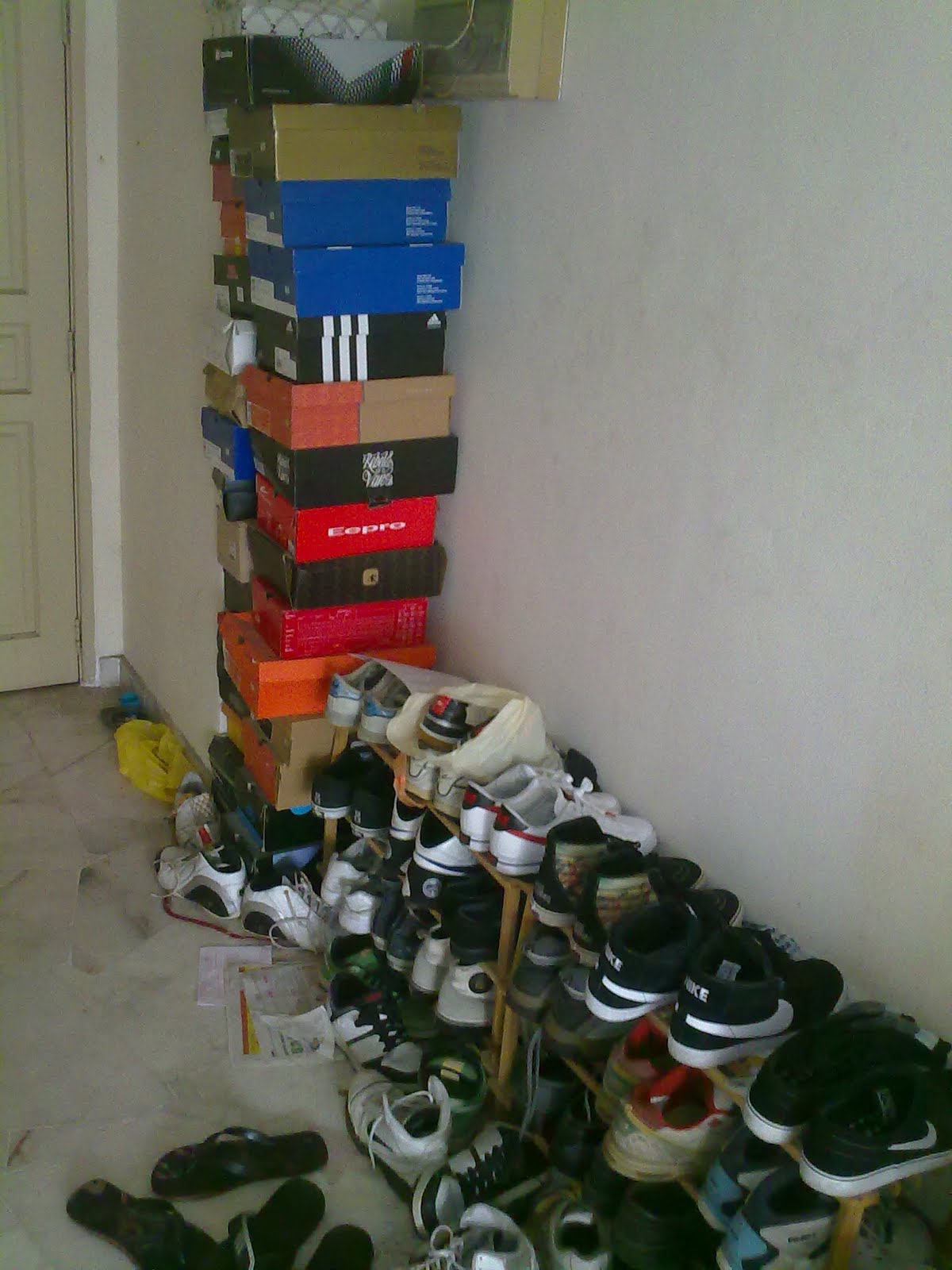 no-fancy-catchy-blog-title-for-me: Messy shoerack