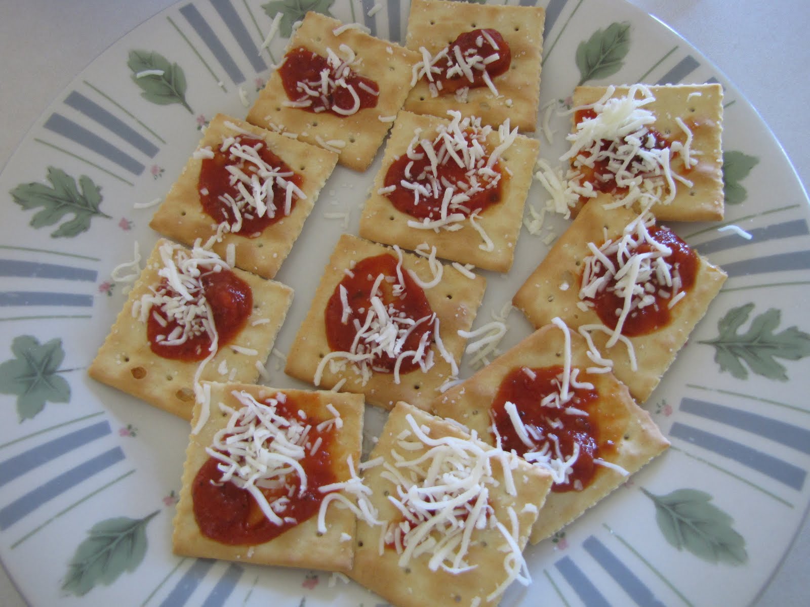 Yellow Blackbird: A Creative Blog: Simple Soda Cracker Pizzas