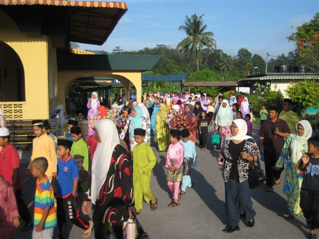 sekali pensil diraut, di sini tintaku tumpah, di sini aksara bermadah ...