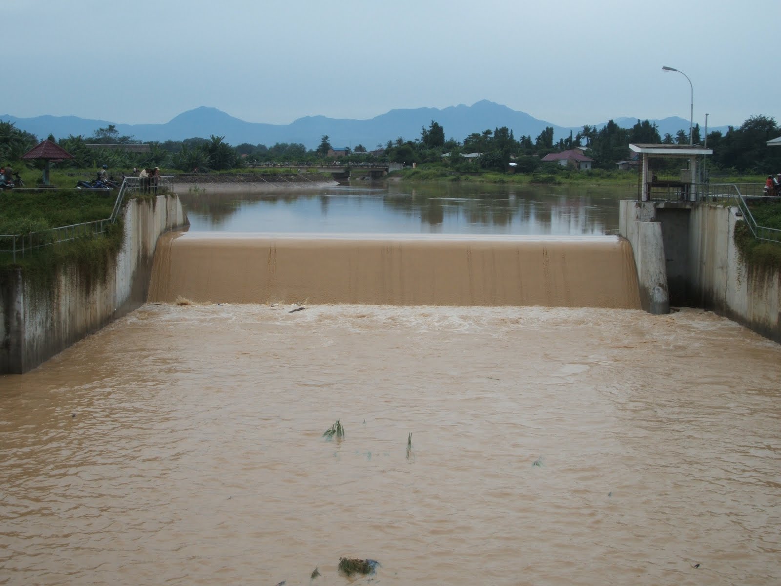 In My Opinion.....: Bendung Kanal Banjir Medan Pasca Hujan Deras Deli Tua