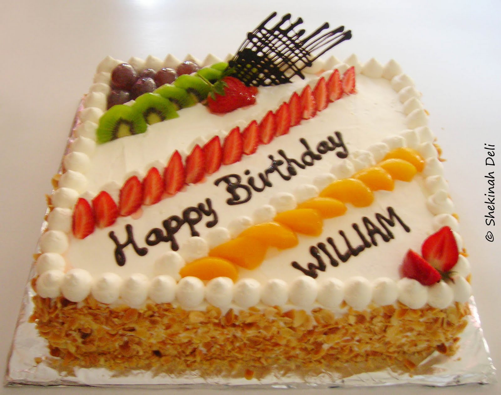 Shekinah Deli: Large génoise with fruits & toasted almonds