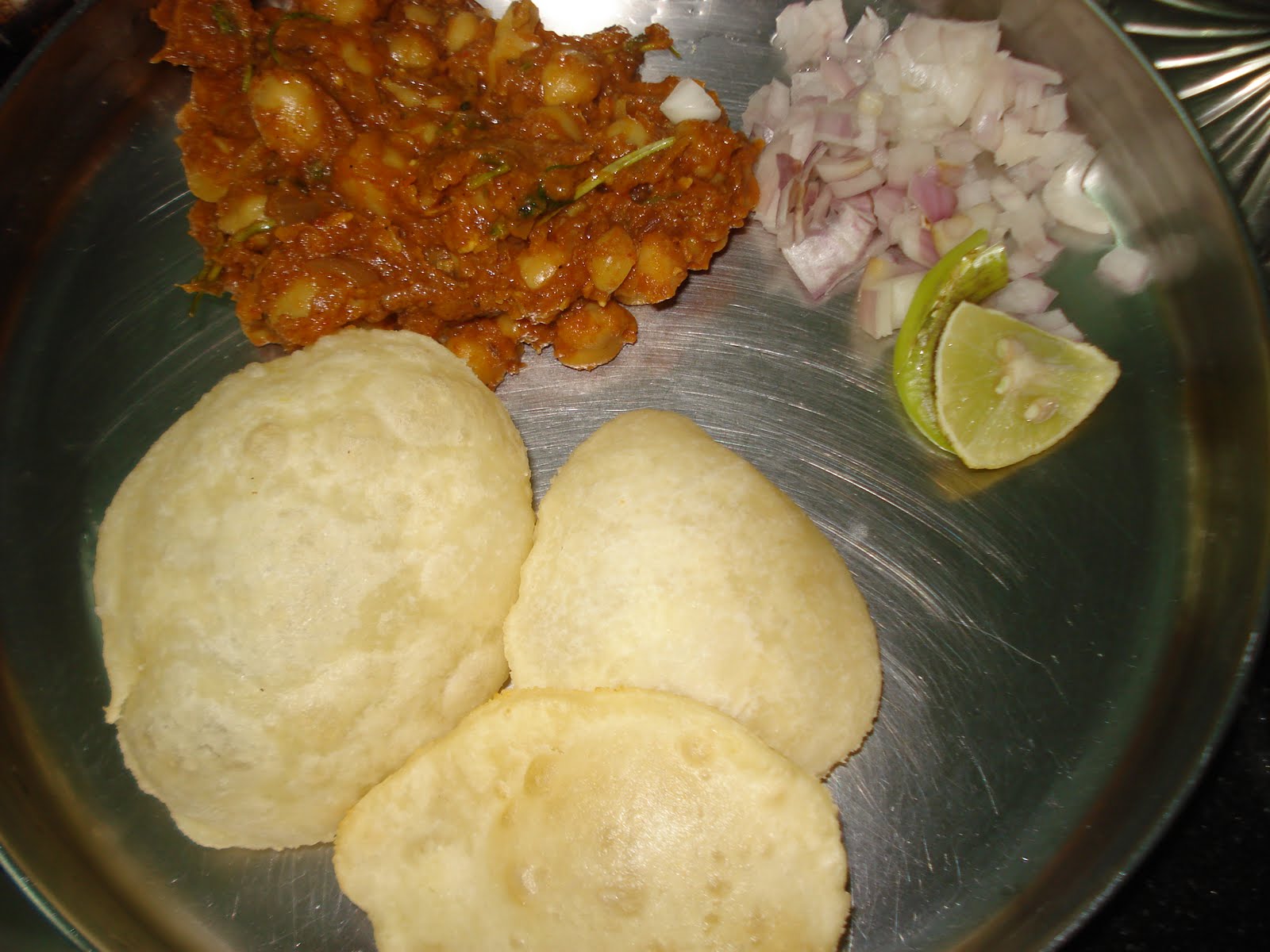 Uma cooks.......: Chana Batura