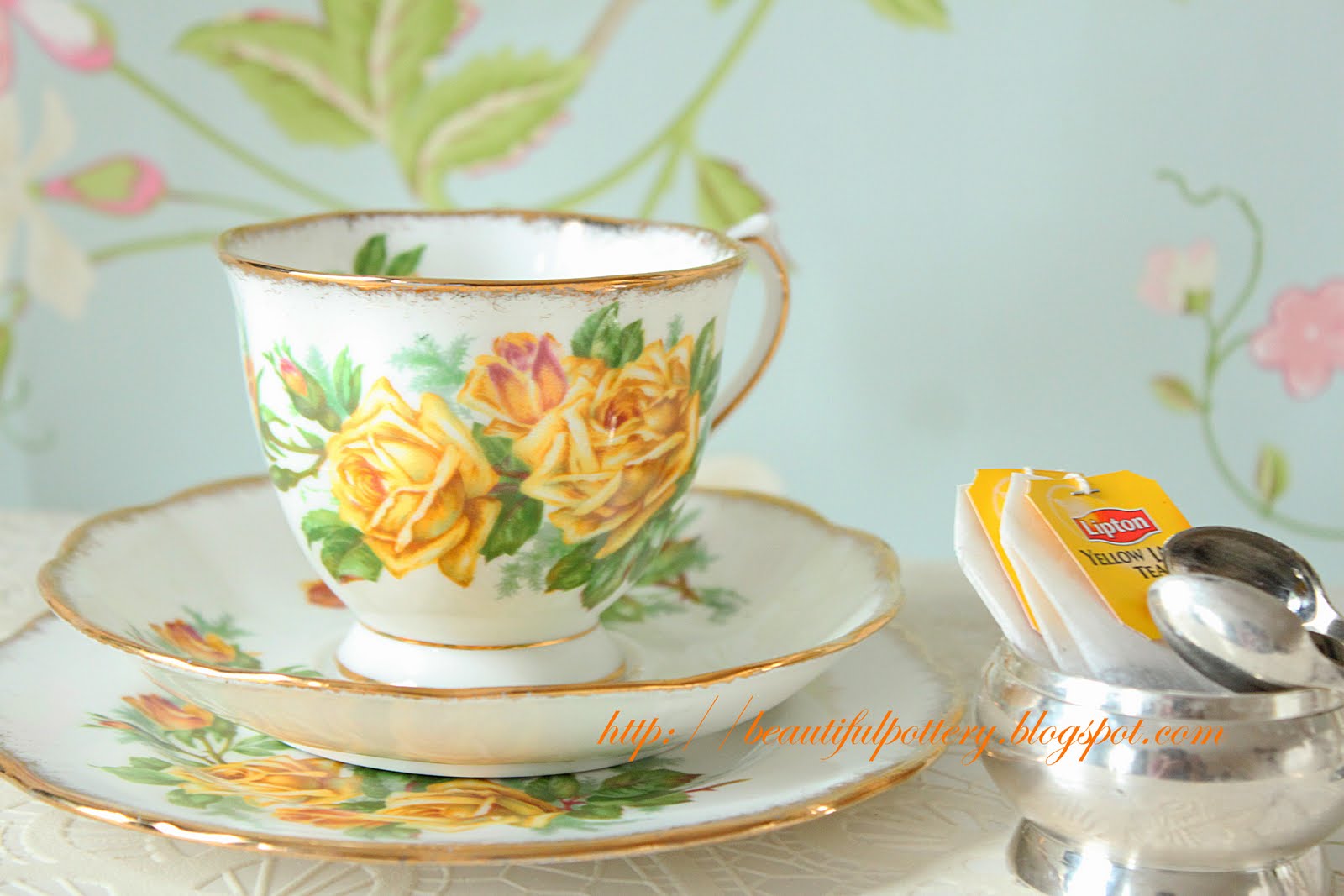 BEAUTIFUL POTTERY: Royal Albert Discontinued Design