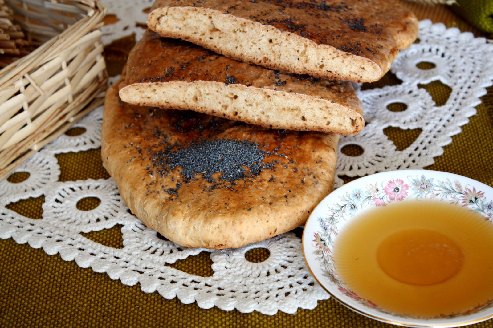 COOKING WITH ANISOARA: Turte cu miere "POLENITA