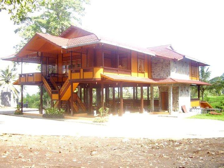 Industri Rumah Adat Minahasa (Khas Woloan): Rumah Panggung Kombinasi Beton
