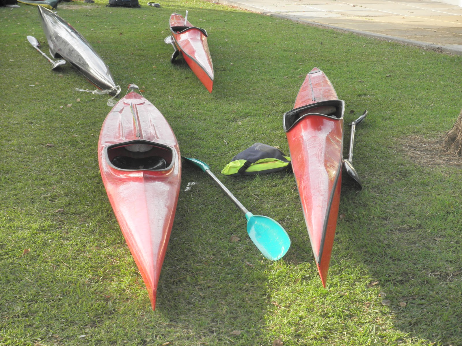 Piraguas en la dársena: CRÓNICA: El río, la piragua y la familia