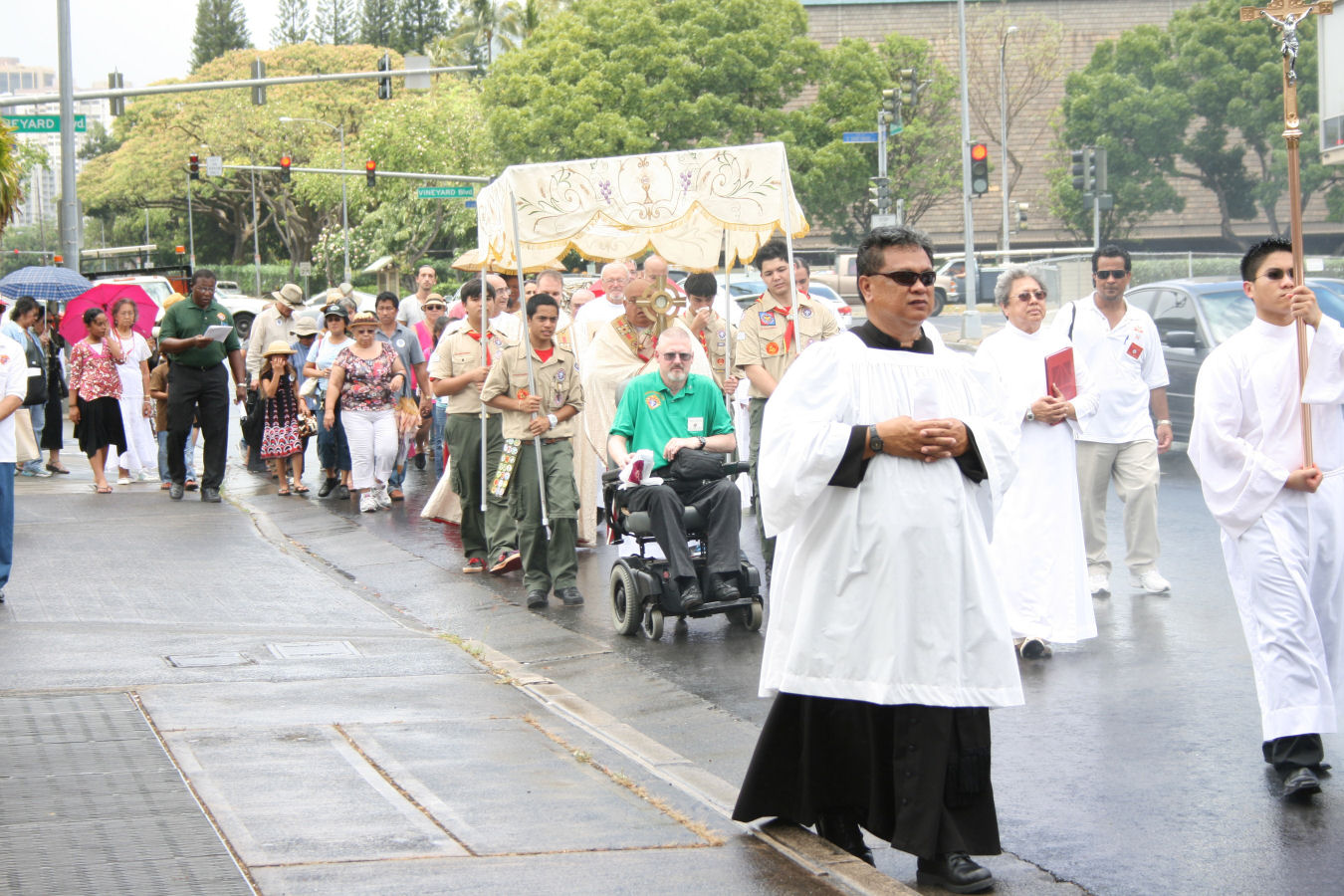 A Catholic Mom in Hawaii: Eucharistic Procession - God in the Streets ...
