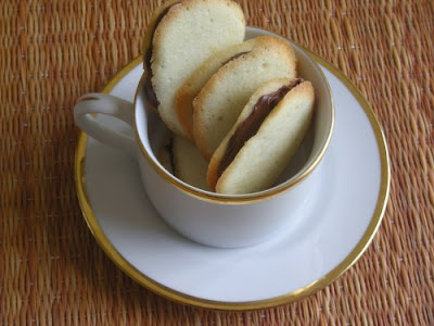 Lori's Lipsmacking Goodness: Daring Bakers: Milano Cookies