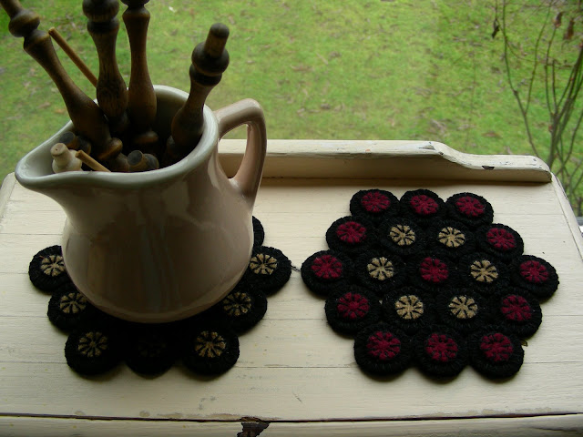 Penny Rugs and More: Mug Rugs in Black