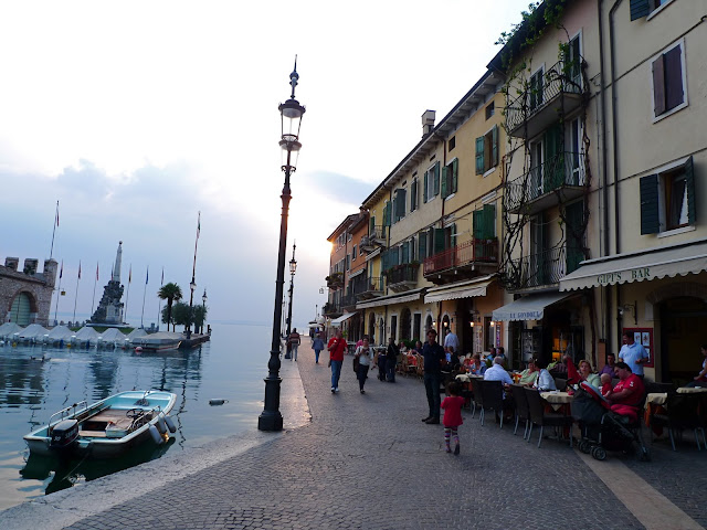 VERONA DAILY PHOTO: Promenade on the lake