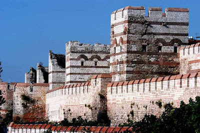Η ΚΩΝΣΤΑΝΤΙΝΟΥΠΟΛΗ ΟΧΥΡΩΝΕΤΑΙ ΚΑΙ ΣΤΟΛΙΖΕΤΑΙ ΜΕ ΕΡΓΑ ΤΕΧΝΗΣ - Σχολικός ...