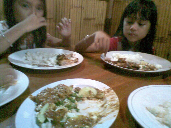 Picnic Together: Warung Lesehan "RUMADI" Di Surabaya