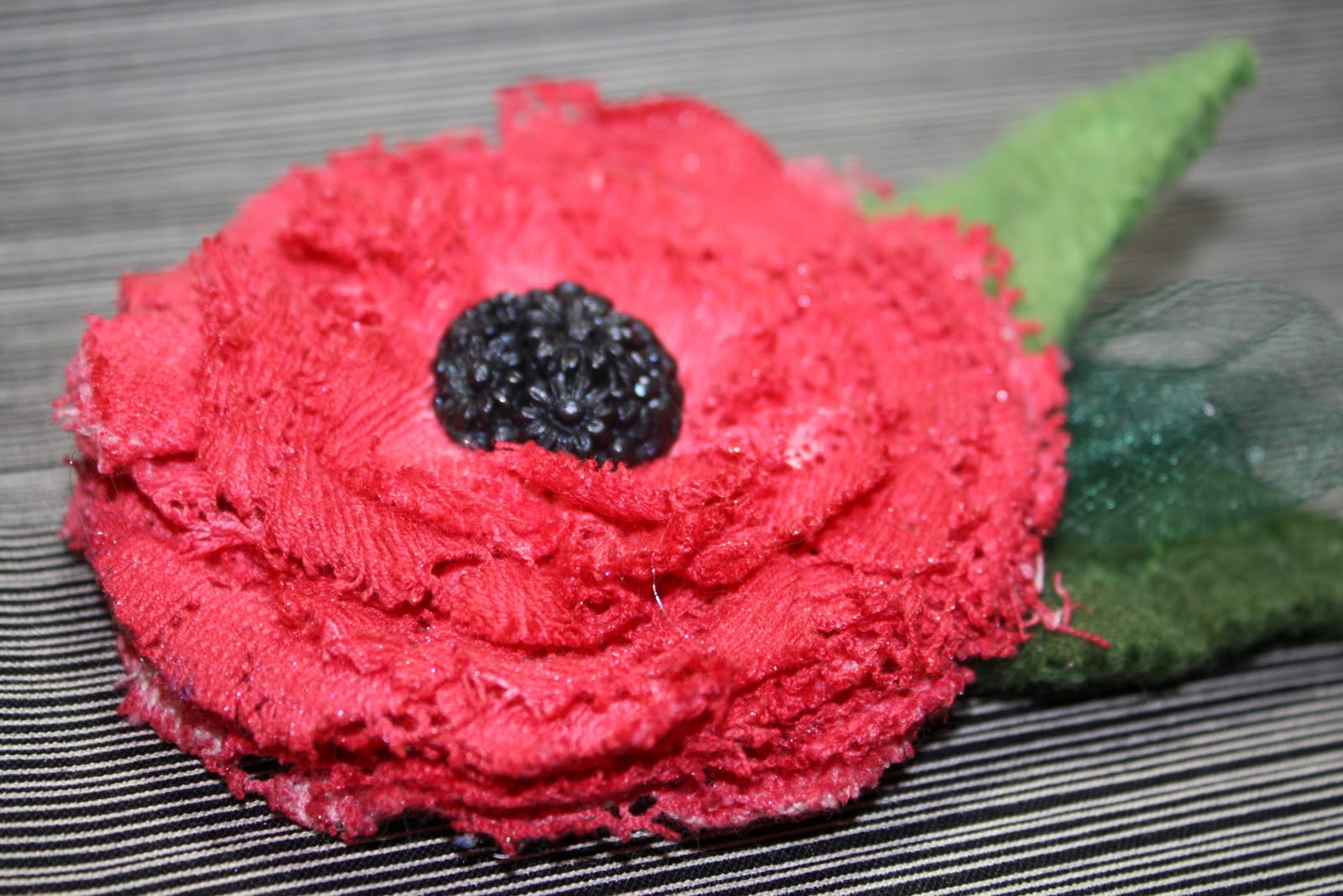 Isa Creative Musings: Upcycled Lace Tablecloth into Flower Pins