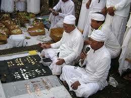 MERAWAN SIPUT JANTAN: KENAPA SOLAT DAN BUKANNYA SEMBAHYANG