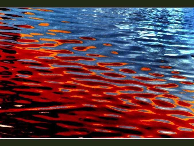COTES NORMANDES: Grandcamp: Reflets en rouge et bleu /Sortie de pêche
