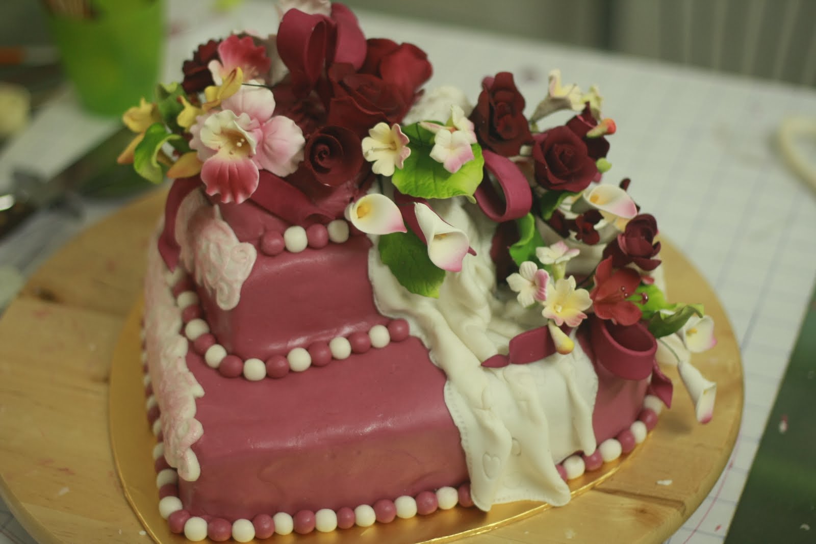 Kek Kahwin Tema Merah Putih (Maroon) | Eksekutifsuri Bakery