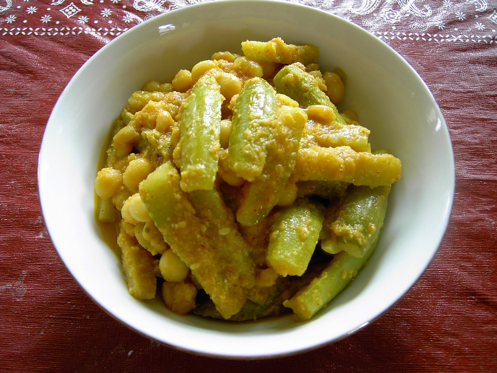 Indian Foods: Tondli Pandhra Vatana KuvaL - ivygourds curry