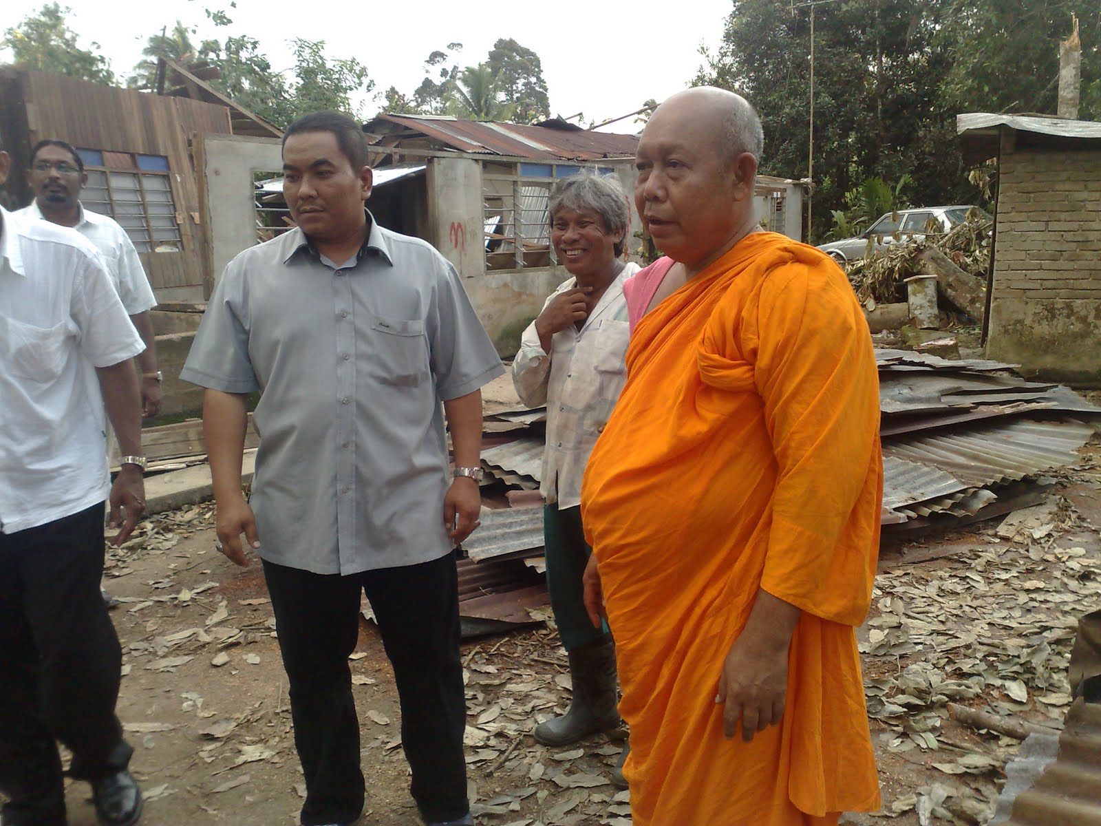 Bicara Politik Siam Malaysia: Sami Siam diheret ke gelanggang politik.