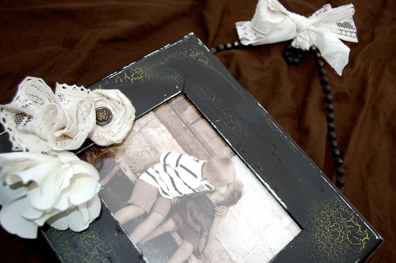 That's So Cuegly: Vintage Rosette Frames {UPDATED}