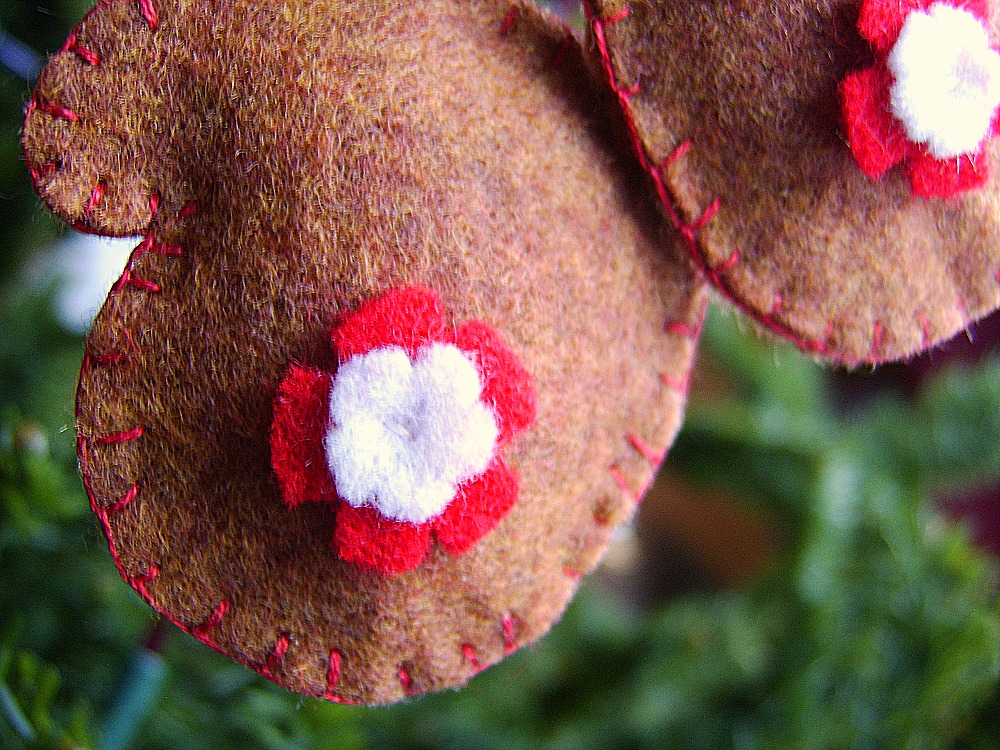 Little Family Fun: Felt Mitten Ornament Tutorial