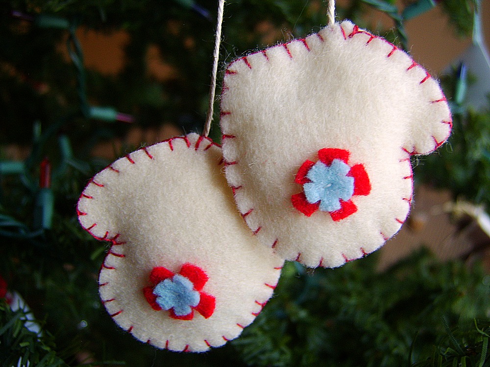 Little Family Fun: Felt Mitten Ornament Tutorial