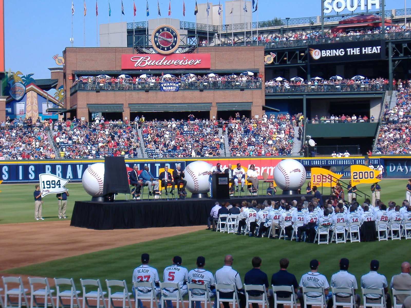 Can anyone identify this person? (pic, details in comments) : r/sports