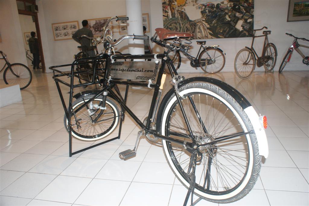 KORAN JOGJA: = Pameran Pit Onthel 2010. INDISCHE FIETSEN. Bentara ...