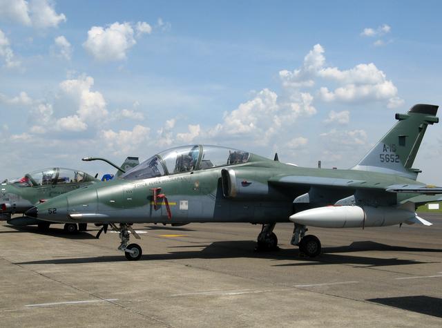 Embraer vai revisar caças AMX da FAB