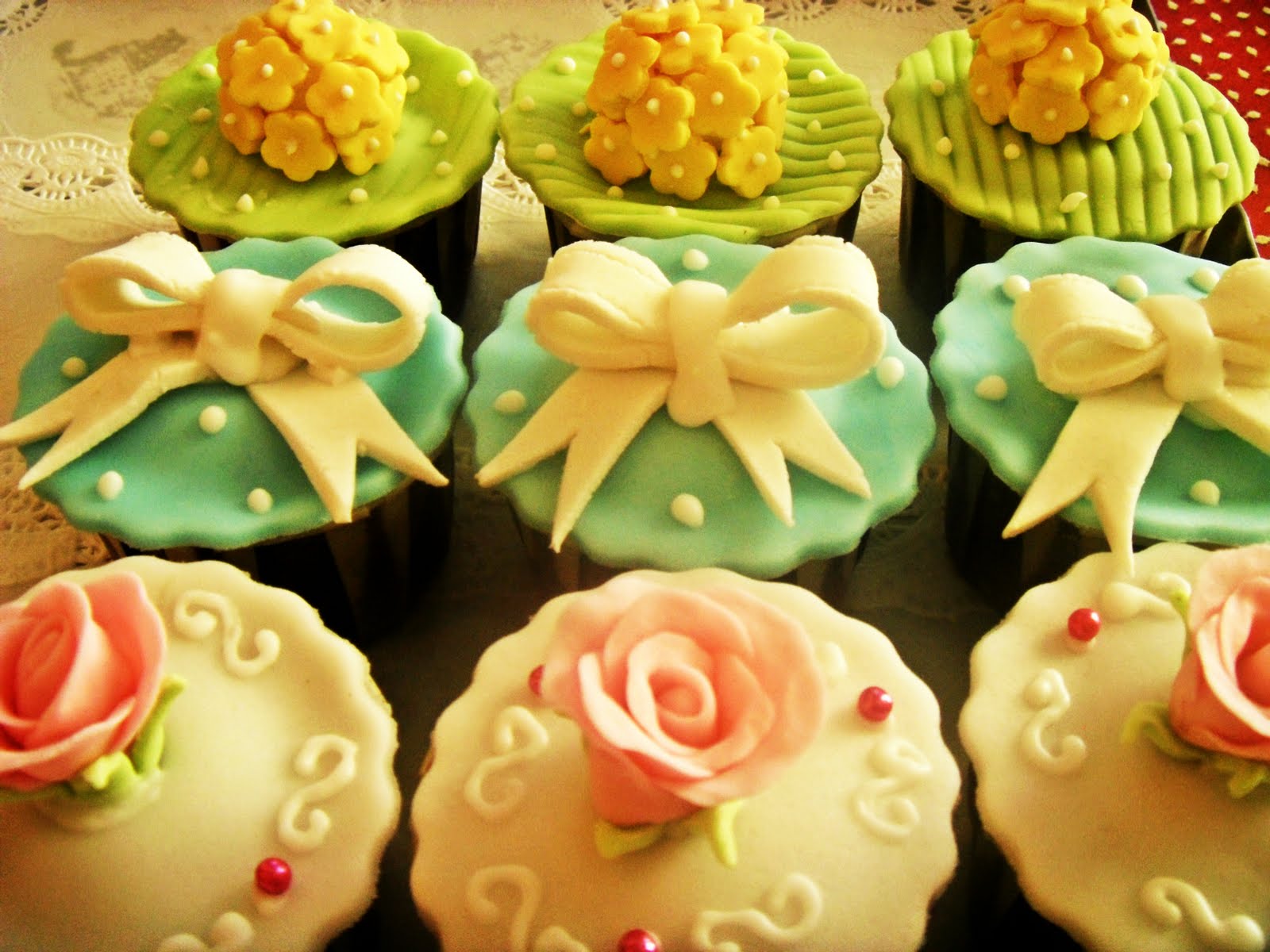 Vanilla Accent: Fondant Cupcakes