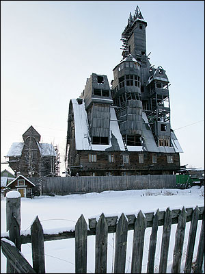 KUMPULAN BANGUNAN UNIK: WOODEN GANGSTERS HOUSE, Archangelsk, Rusia