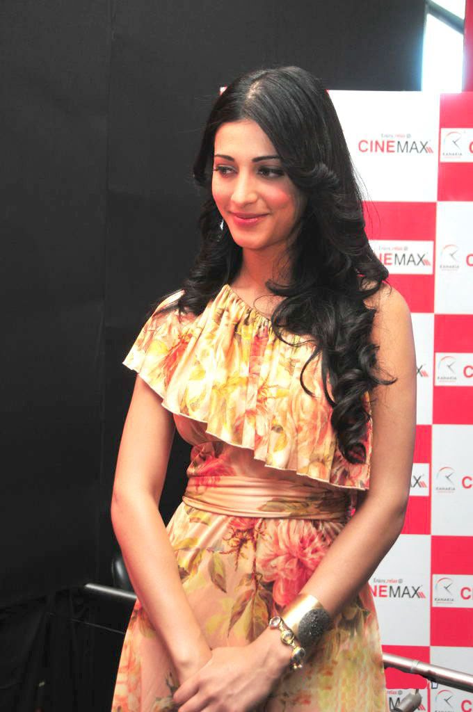 cute photos: Sruthi Hassan at Telugu movie Anaganaga Oka Dheerudu Movie ...