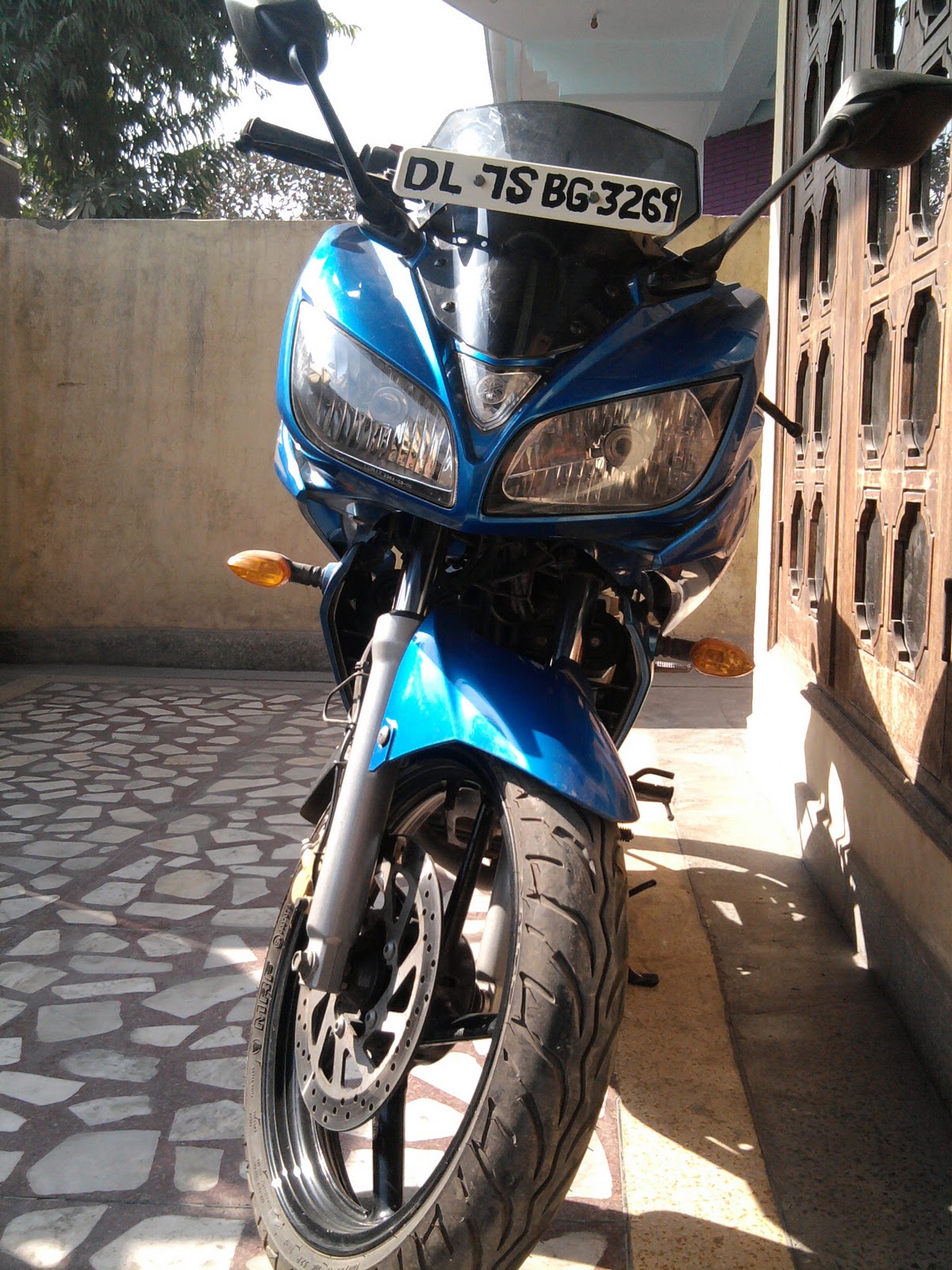 Luxury Cars 2011: Sporty Good Looking Fazer Bikes Images and Pictures