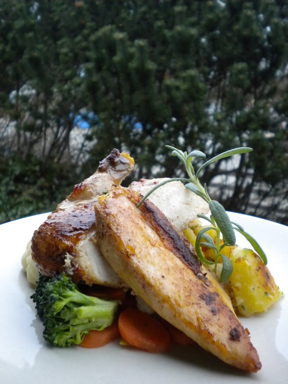 Lunsj med buffet: Grilled chicken with rosemary roast potatoes and ...