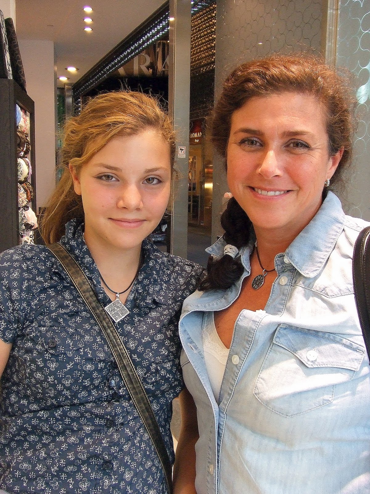 Utsikt mot Stureplan: Mor och dotter