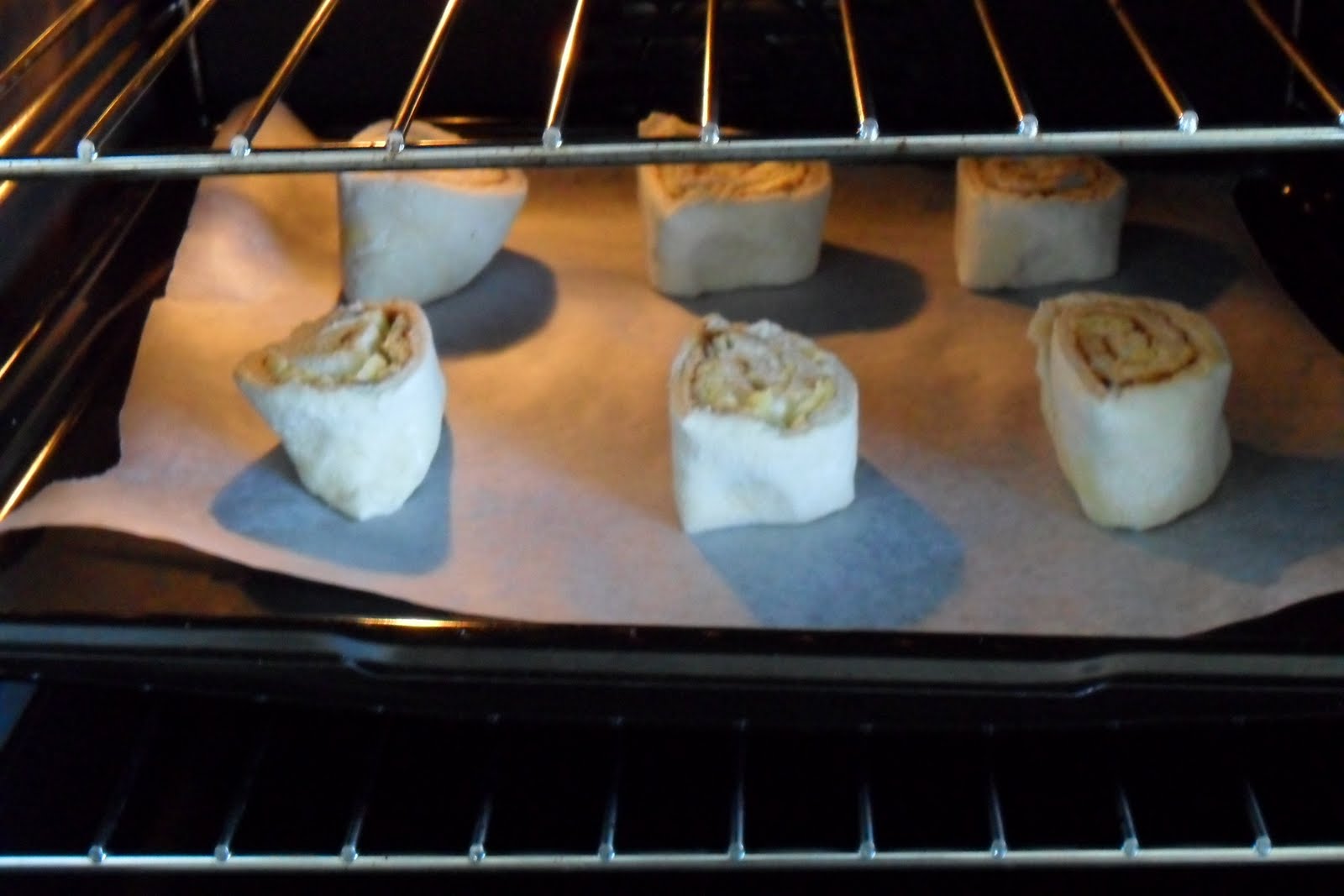 Kiwi Cooking Creations: Cinnamon, Raisin & Custard Scone Rolls