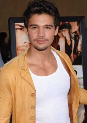 YOURS CUTEE: Steven Strait