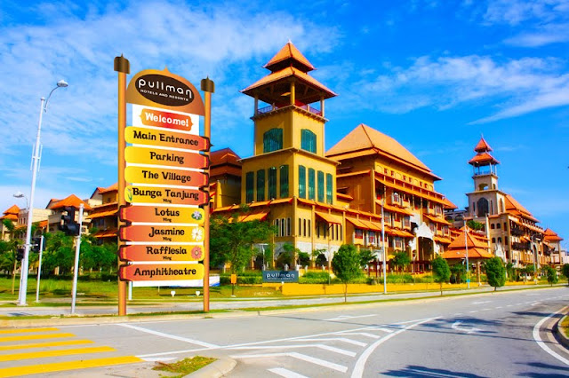 Mein Melon: Pullman Hotel Pylon Design