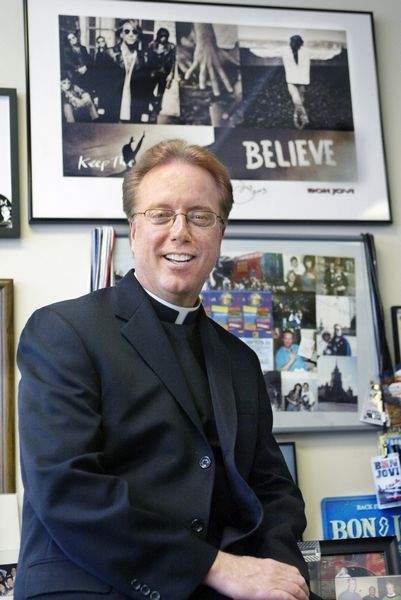 Bob Lynam, el sacerdote fan de Bon Jovi ~ Anecdotario del Rock. Las ...