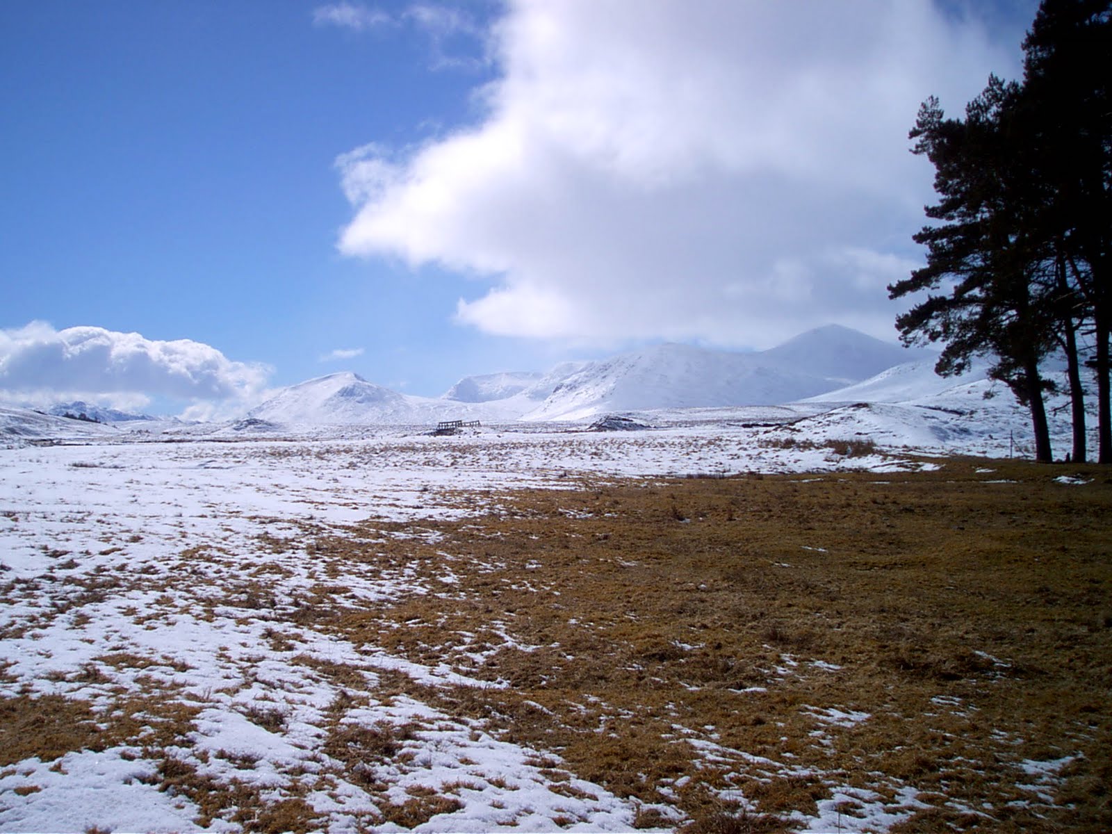Walk and Hike in Scotland: Culra Bothy beneath Ben Alder
