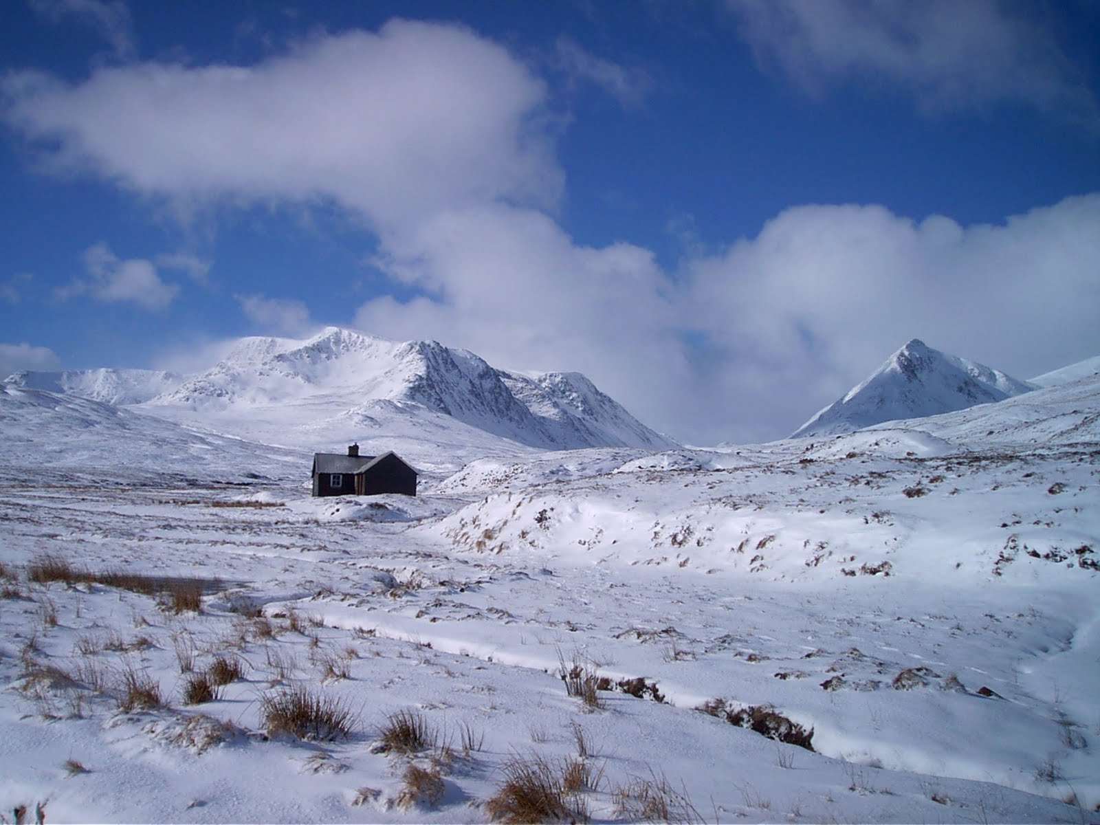 Walk and Hike in Scotland: Culra Bothy beneath Ben Alder