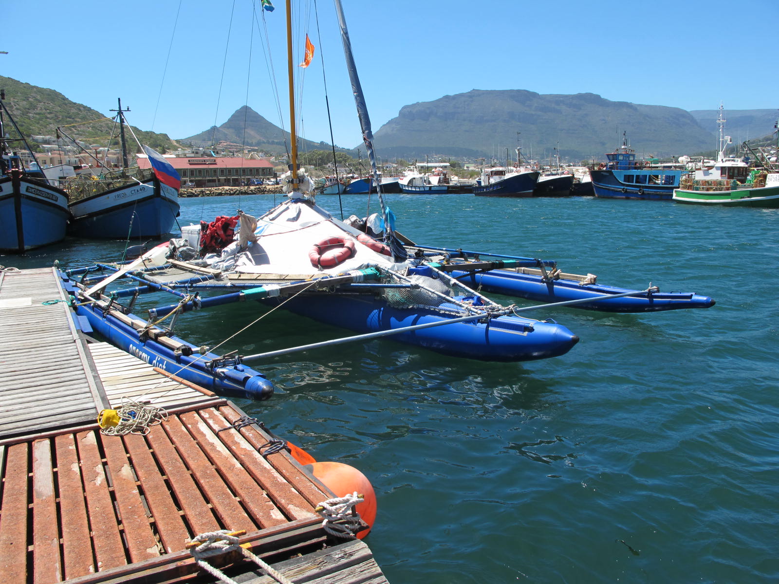 Inflatable Trimaran “Energy Diet” Crosses Indian Ocean