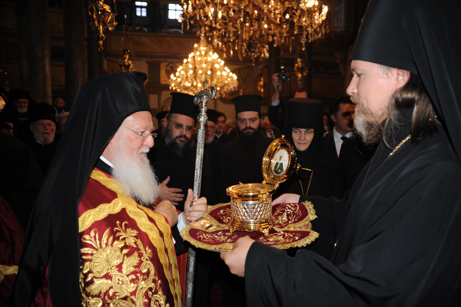 ΦΩΣ ΦΑΝΑΡΙΟΥ: ΡΩΣΙΚΗ ΑΝΤΙΠΡΟΣΩΠΕΙΑ ΣΤΑ ΟΝΟΜΑΣΤΗΡΙΑ ΤΟΥ ΠΑΤΡΙΑΡΧΟΥ