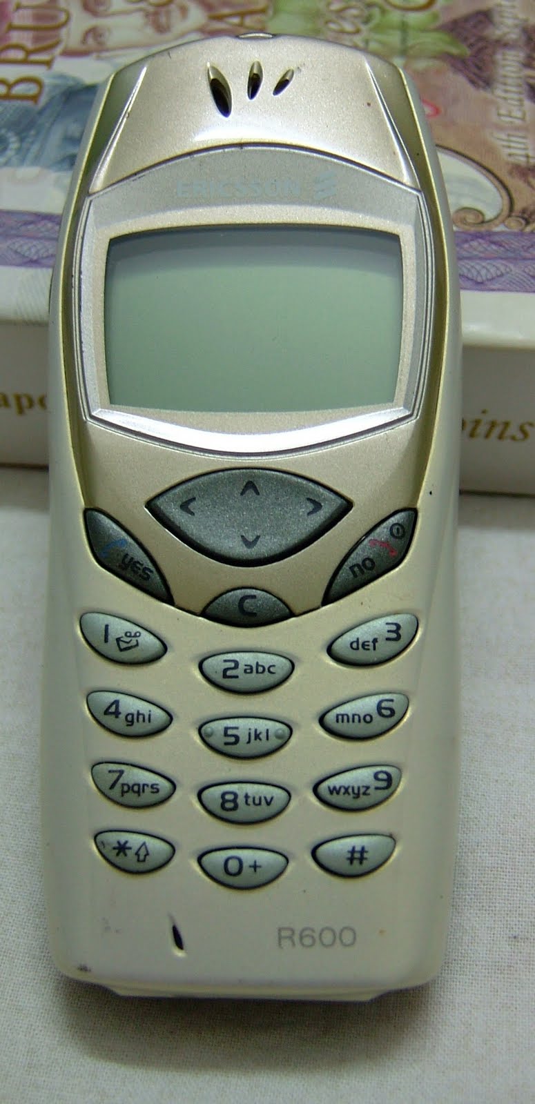 ericssoninmemory: R600 Champagne Gold Ericsson Original