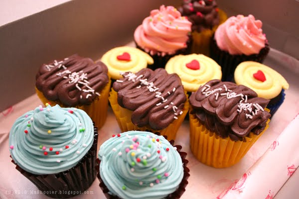 Vanilla Kitchen: .Birthday and Welcome Home Cupcakes.