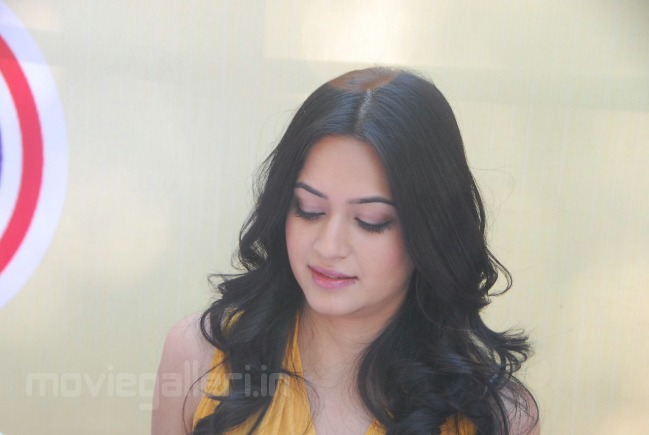 Kruthi Kharbanda Latest Cute Wallpapers, Kruthi Kharbanda New Stills ...