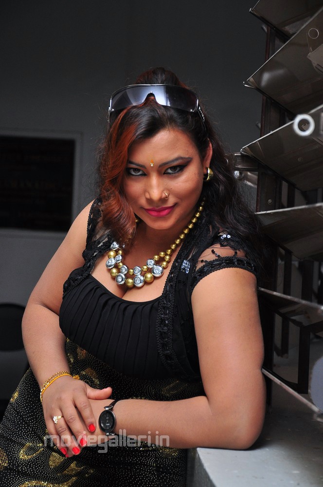 Telugu Actress Sushmita Hot Stills, Sushmita Hot Photo Gallery ~ Cinindya