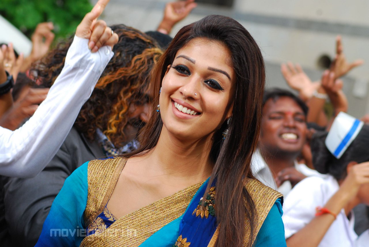 test: Nayanthara Cute Saree Stills in Super Movie